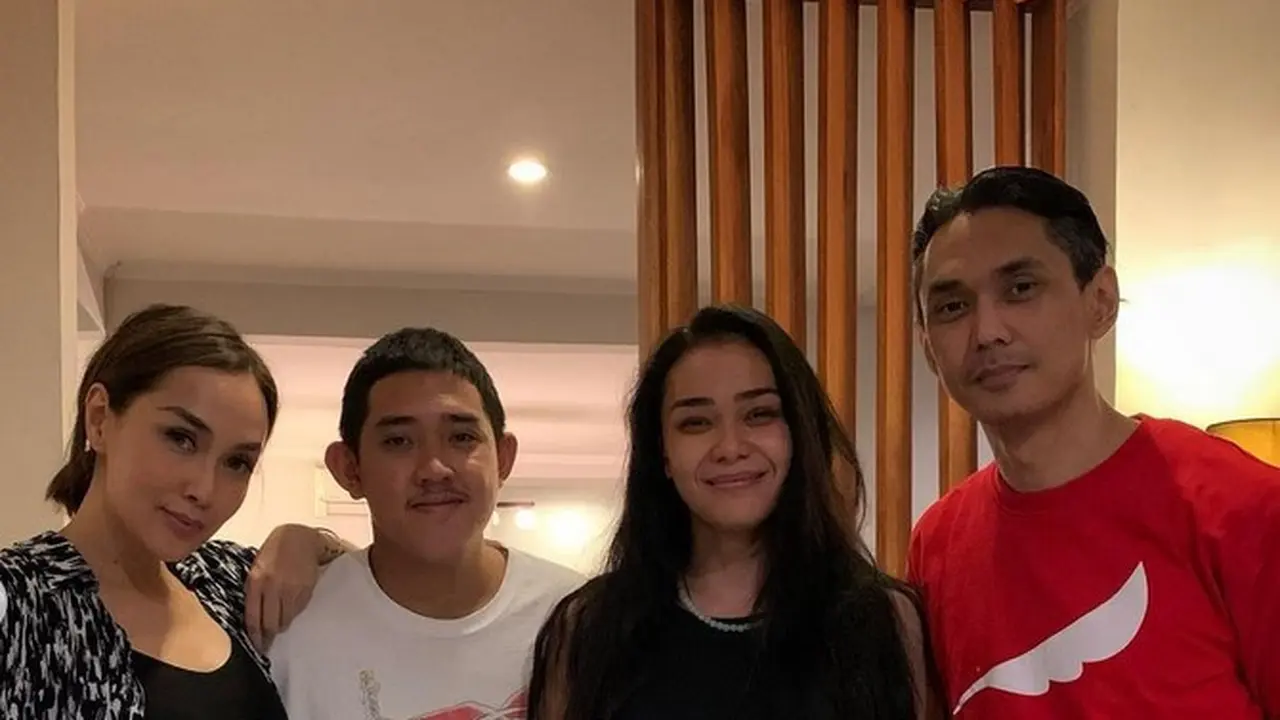 6 Momen Kedekatan Adinia Wirasti dan Sara Wijayanto, Kompak Sejak Kecil