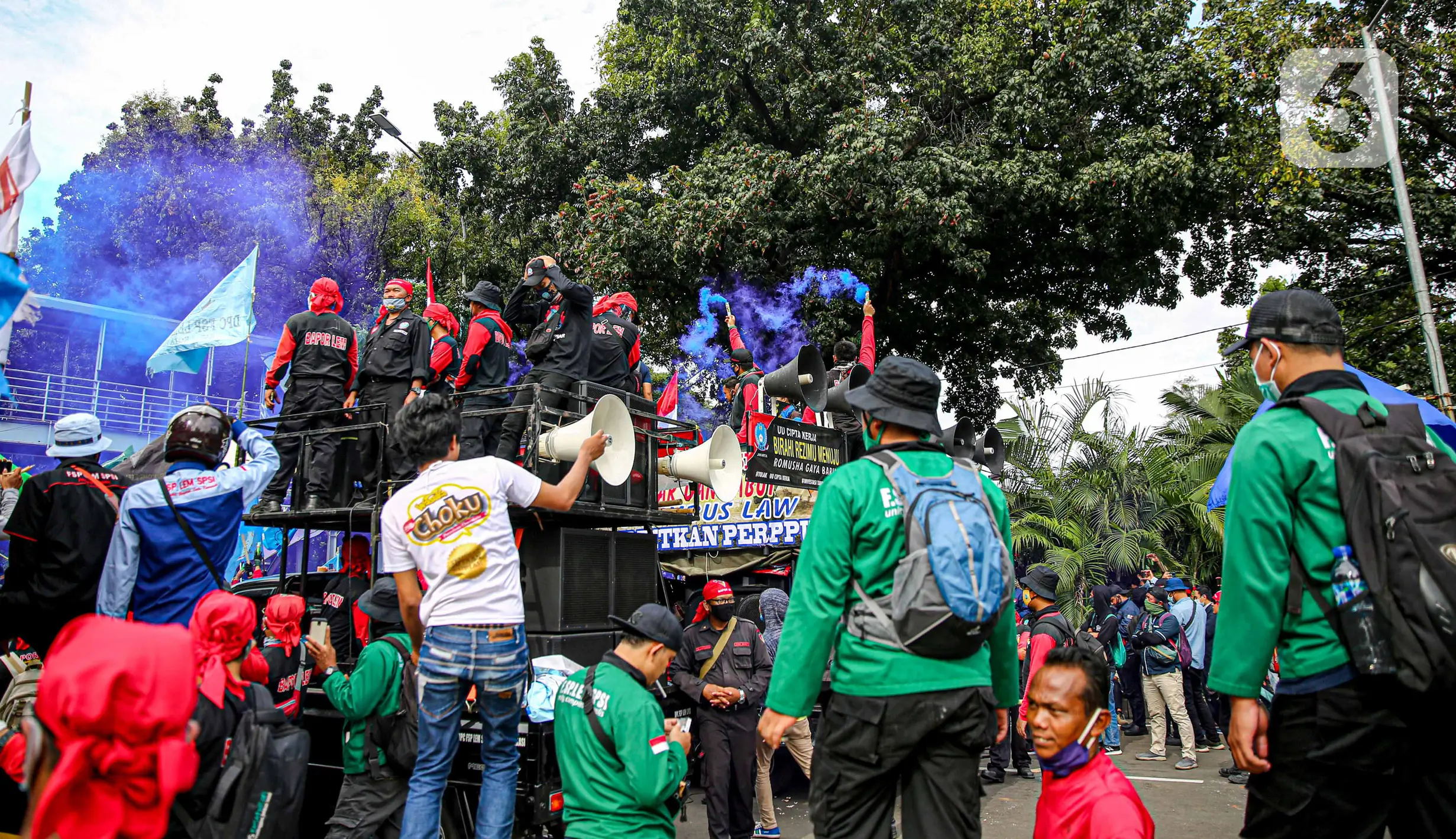 FOTO: Asap Suar Warnai Unjuk Rasa Buruh Tolak UU Cipta Kerja - Foto ...