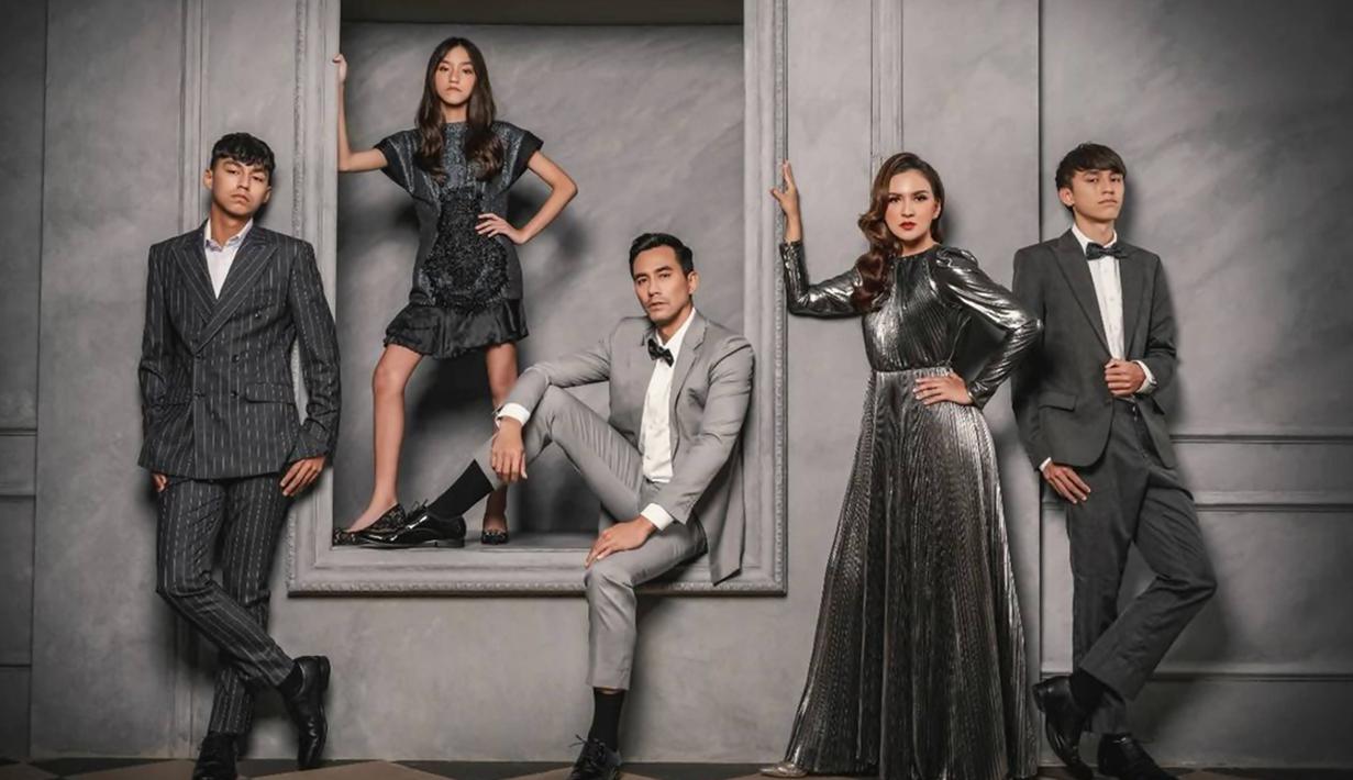 Pemotretan Keluarga Darius Sinathrya dan Donna Agnesia, Tampi Keren ...