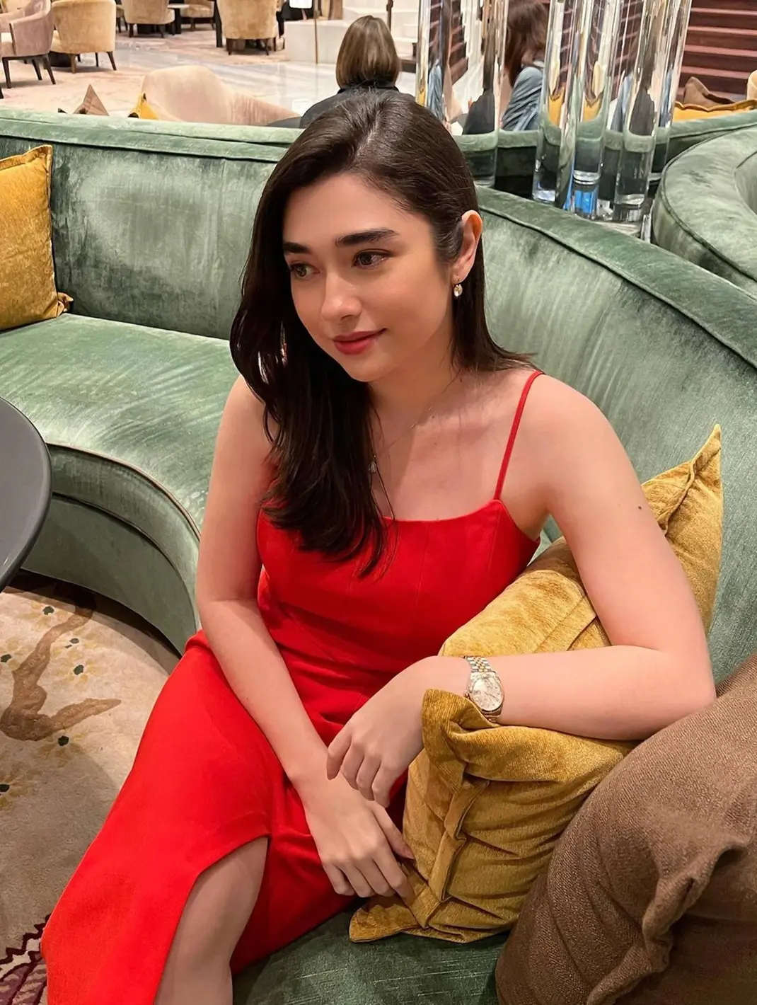 Potret Amanda Rigby Pakai Dress Ini Tampil Makin Menawan - Foto ...