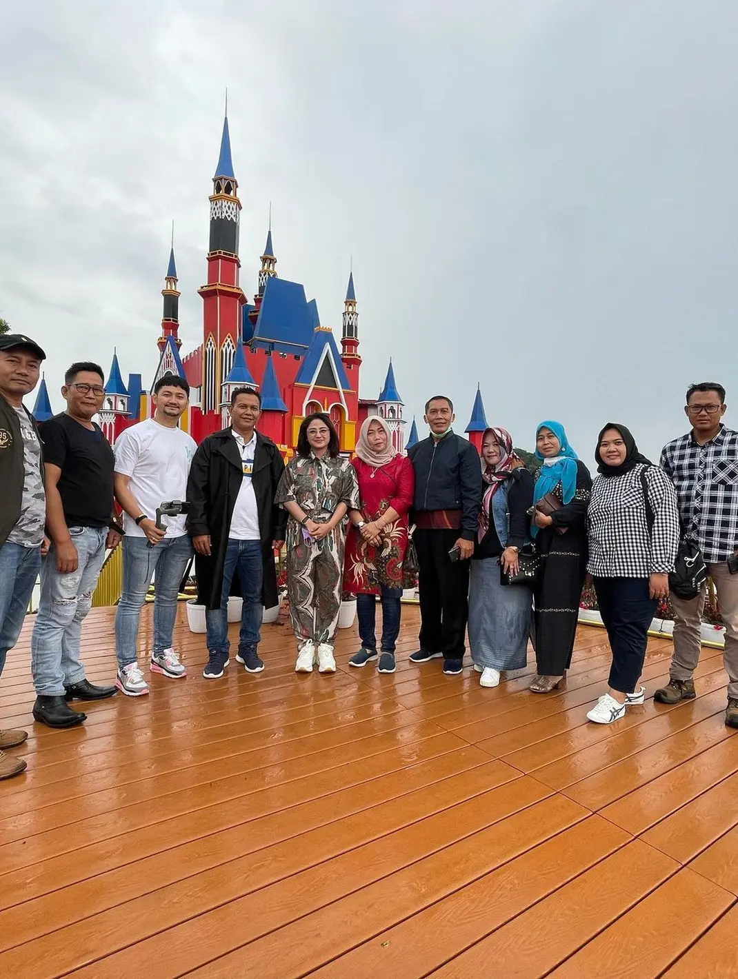 10 Potret Wisata Taman Bunga Milik Dewi Perssik, Keren Banget Kerajaan Dewi
