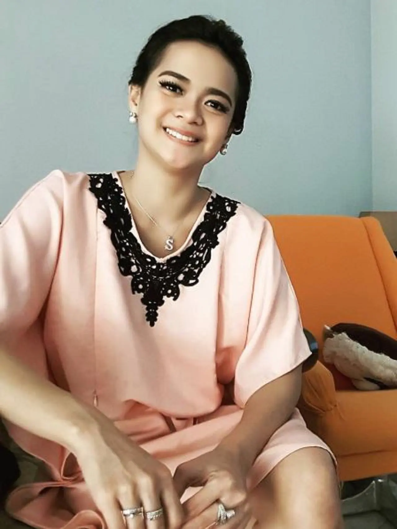 Konflik Tak Kunjung Mereda, Alasan Shezy Idris Gugat Cerai Suami ...