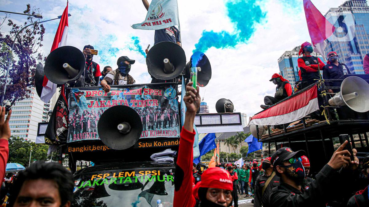 FOTO: Asap Suar Warnai Unjuk Rasa Buruh Tolak UU Cipta Kerja - Foto ...