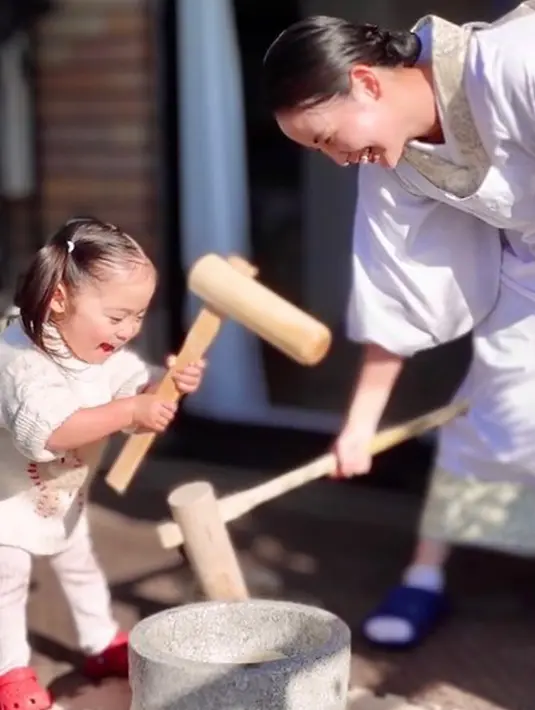 Momen Seru Kimono Mom Youtuber Asal Jepang Saat Masak Bersama Putri ...