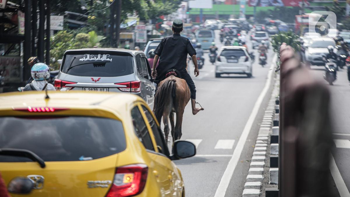Aksi Pria Tunggangi Kuda di Tengah Ramainya Jalan Kramat Jati