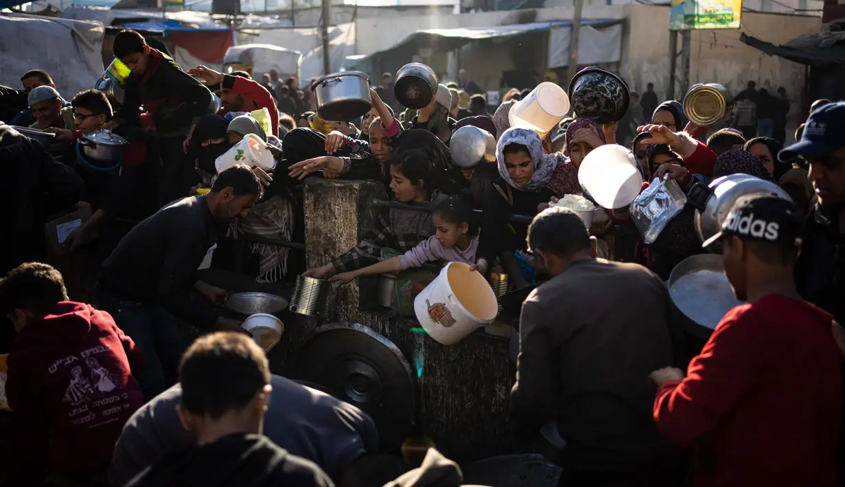 Potret Antrean Warga Palestina Berebut Makanan di Rafah - Foto Liputan6.com