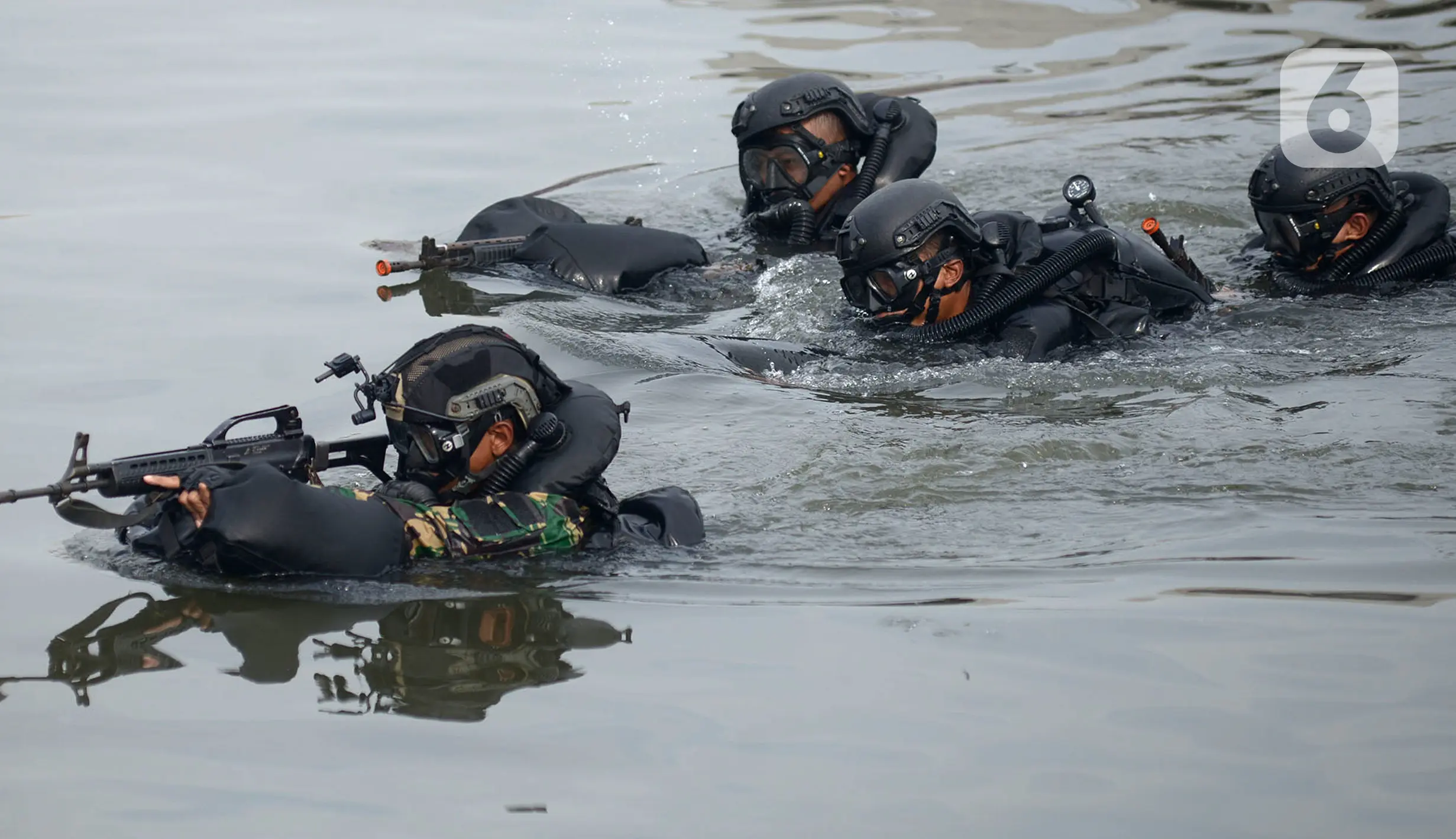 FOTO: Aksi Prajurit Kopaska Saat Latihan Peperangan Laut Khusus - Foto ...