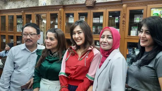Kompaknya Vera Borneo, Indah Purnamasari dan Helene Sienca Maya Lakukan Perawatan Demi Tampil ...