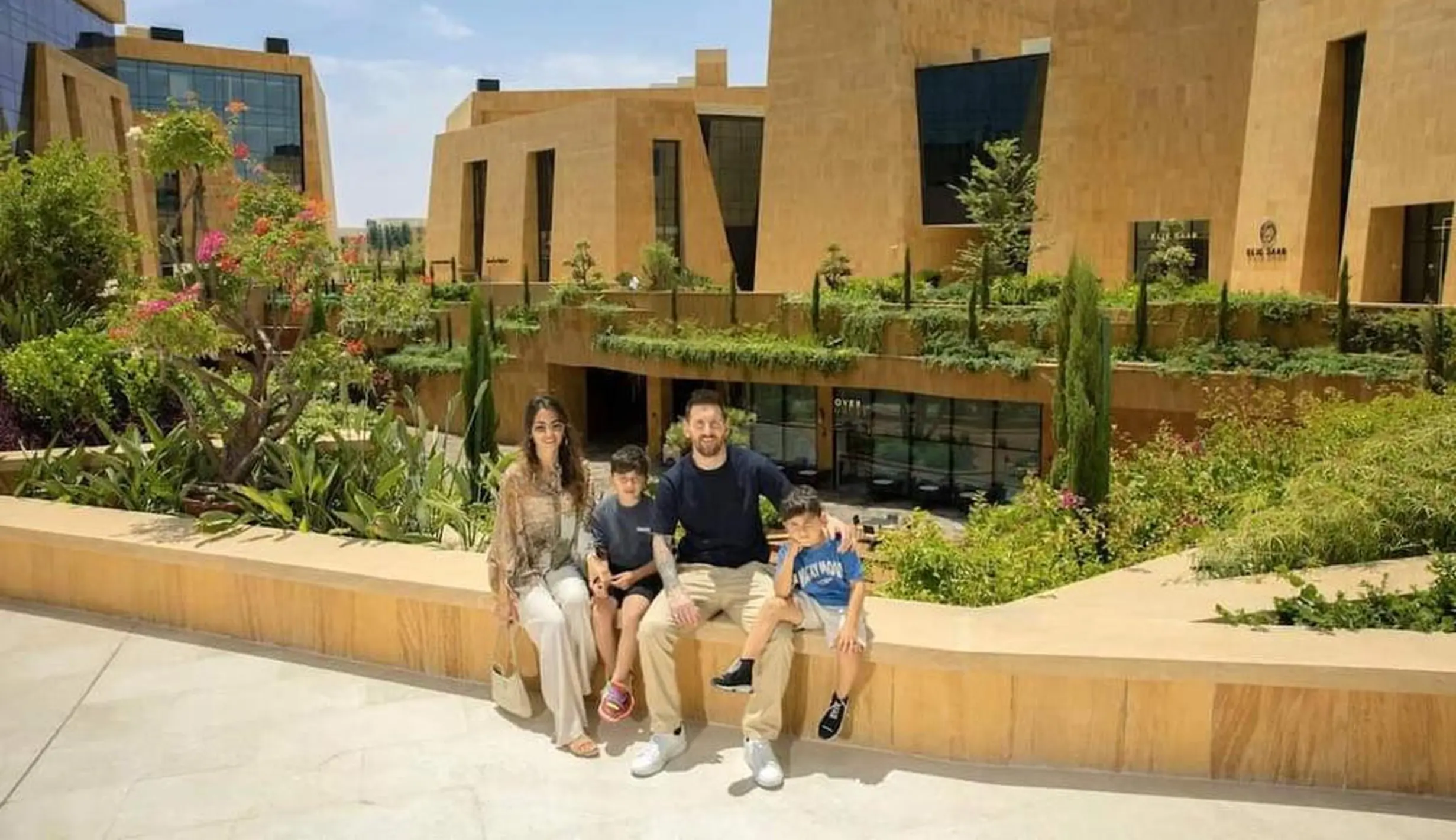 7 Potret Gaya Lionel Messi dan Keluarga Liburan ke Arab Saudi yang ...