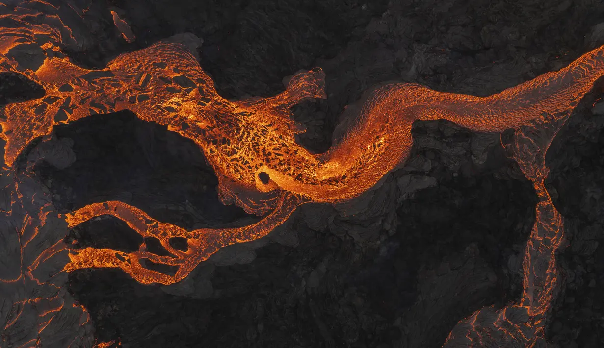 Lava Terus Mengalir dari Gunung Berapi Islandia - Foto Liputan6.com