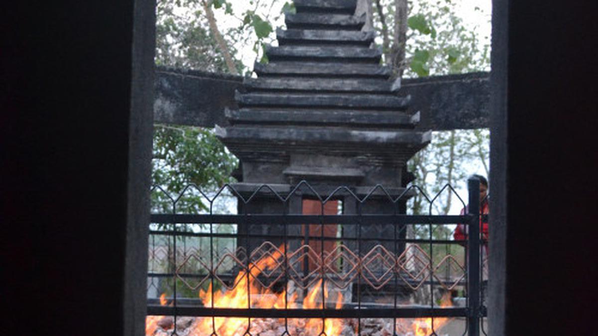 Berwisata ke Kayangan Api Bojonegoro, Melihat Api Abadi di Balik ...