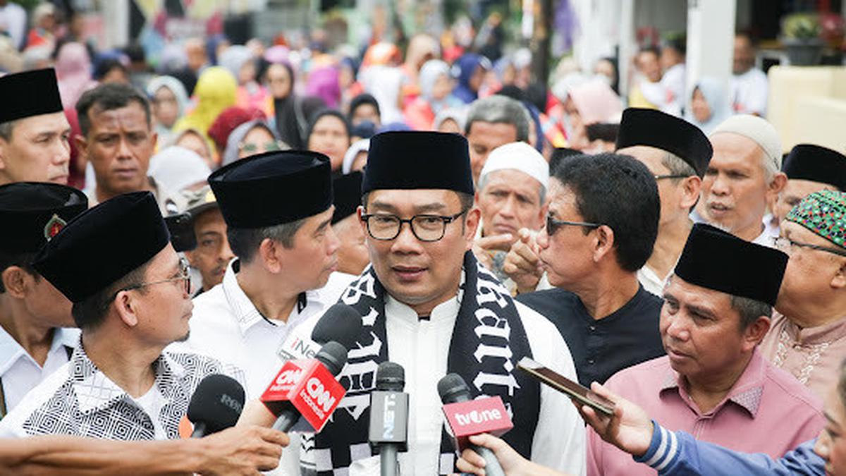 Blusukan ke Pejatan Timur, Ridwan Kamil Dikalungi Syal Persija - Pemilu Liputan6.com