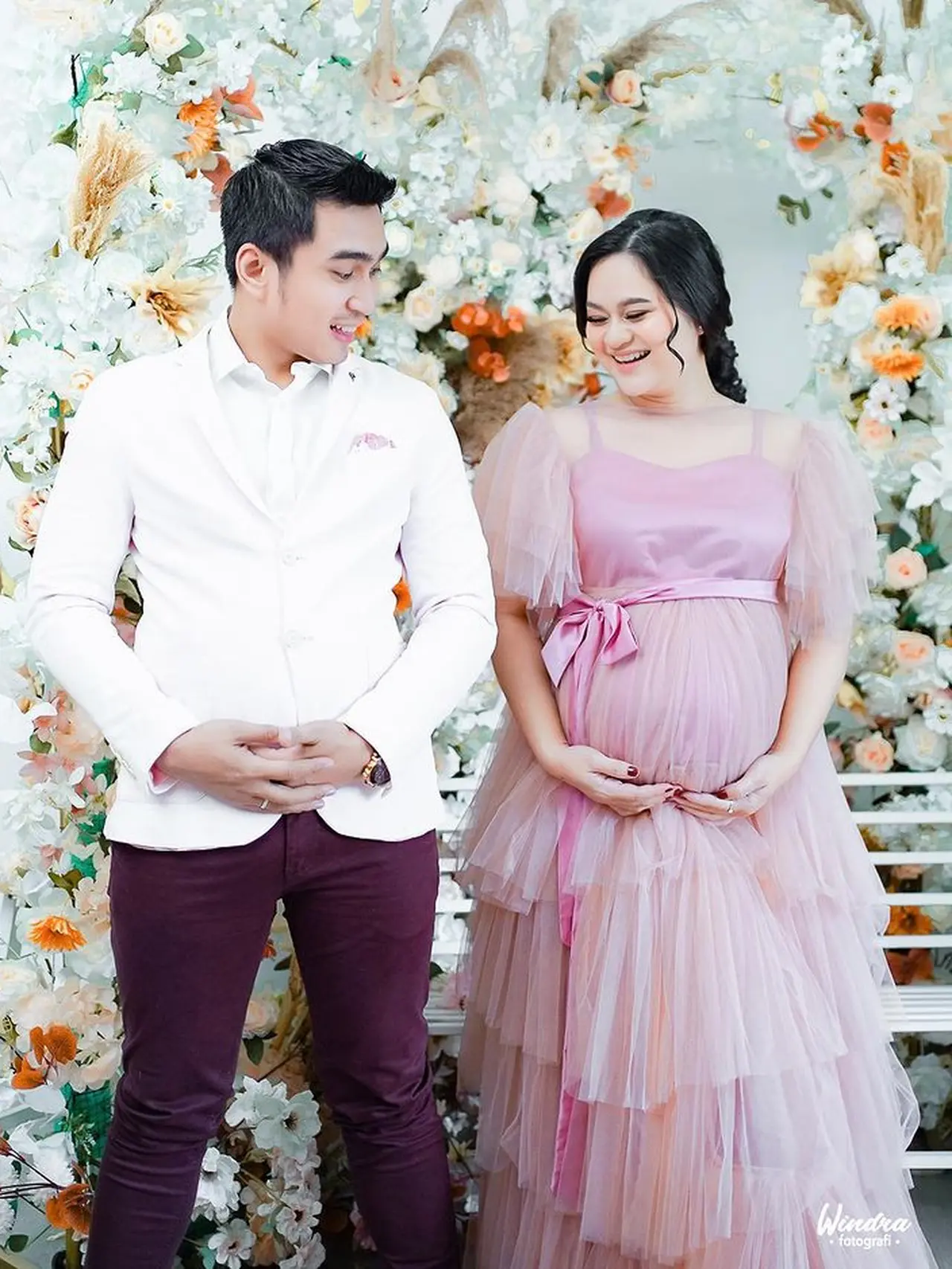6 Potret Maternity Shoot Istri Lutfi Agizal, Siap Sambut Anak Pertama - Hot Liputan6.com