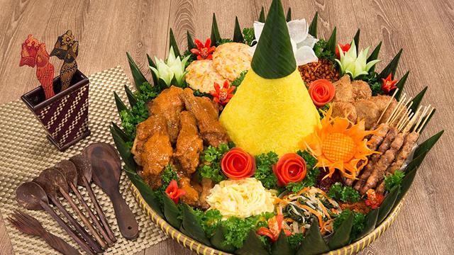 Bukan dari Atas, Ternyata Ini Cara Tepat Potong Tumpeng - Lifestyle ...