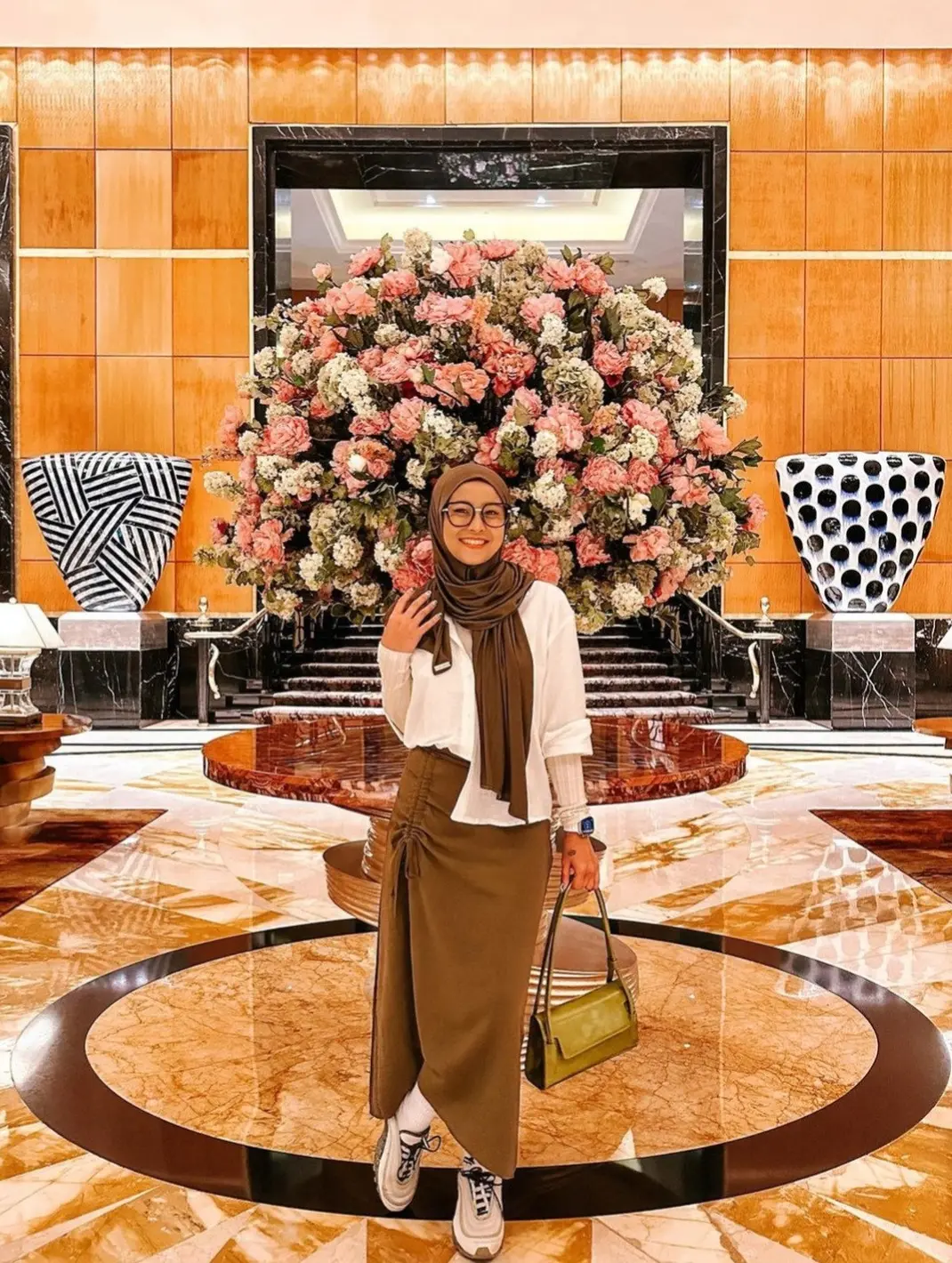 Potret Awkarin Tampil Pakai Hijab Sepulang Liburan dari Manila, Banjir ...