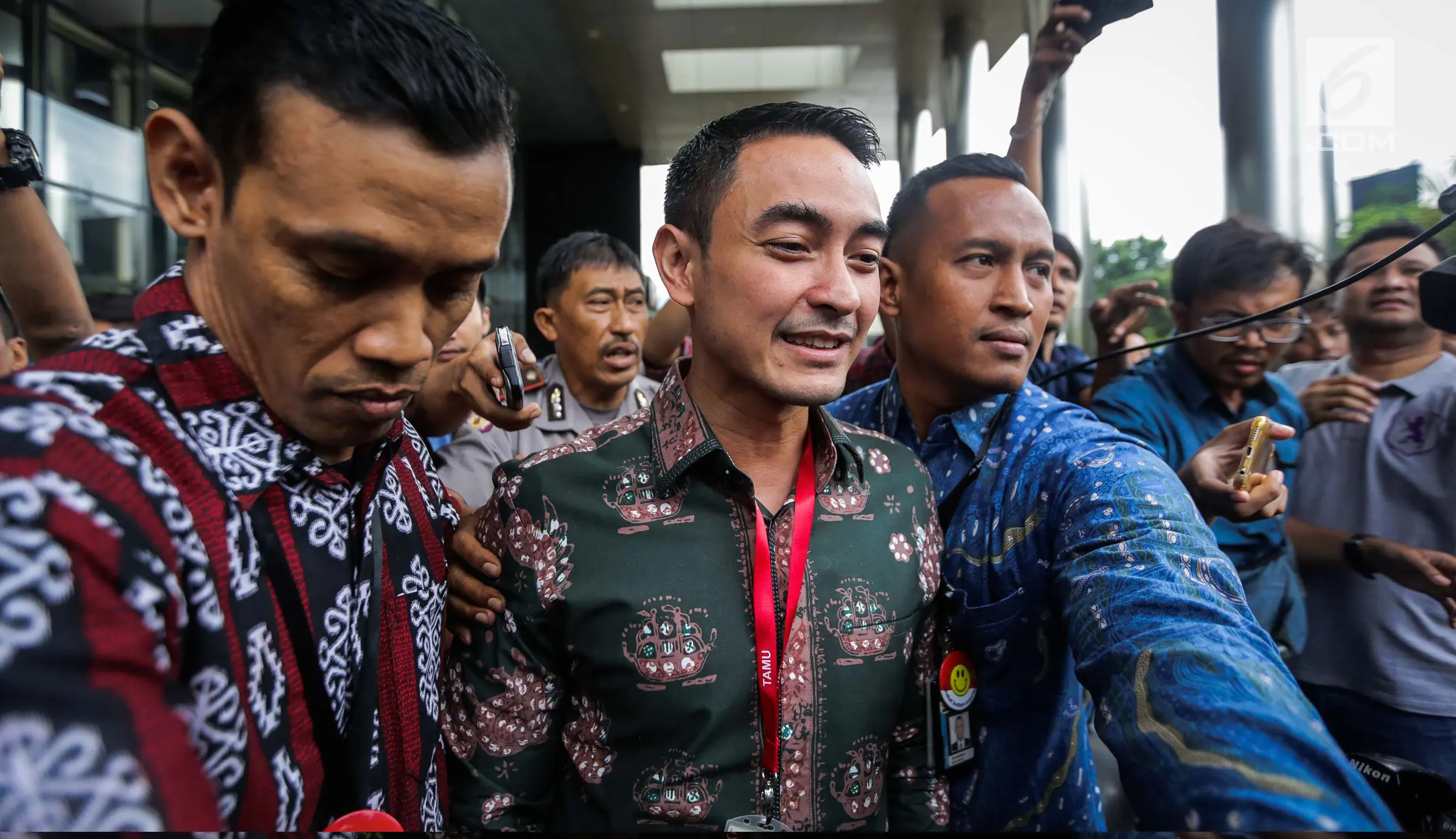 FOTO: Keluar dari Gedung KPK, Gubernur Zumi Zola Hanya Senyum - Foto Liputan6.com