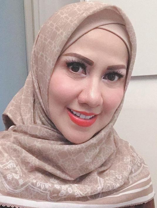 FOTO: Pesona Venna Melinda dalam Balutan Hijab, Tetap Modis - Foto ...