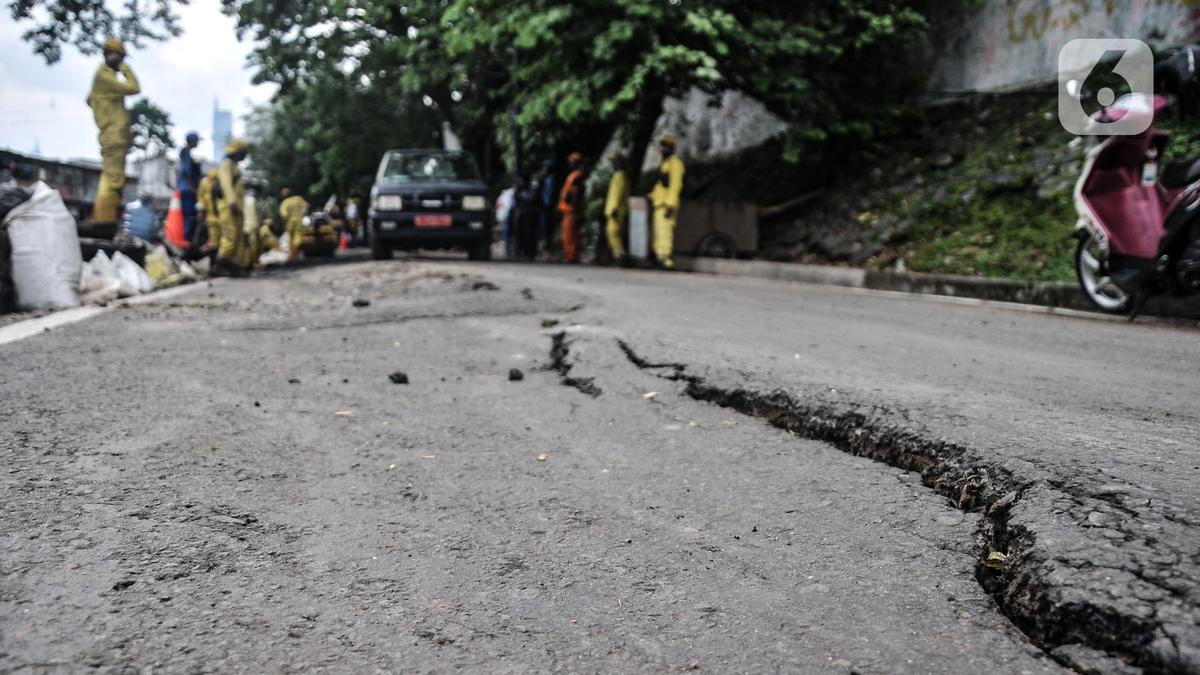 FOTO: Jalan Inspeksi Kali Ciliwung Amblas - Foto Liputan6.com