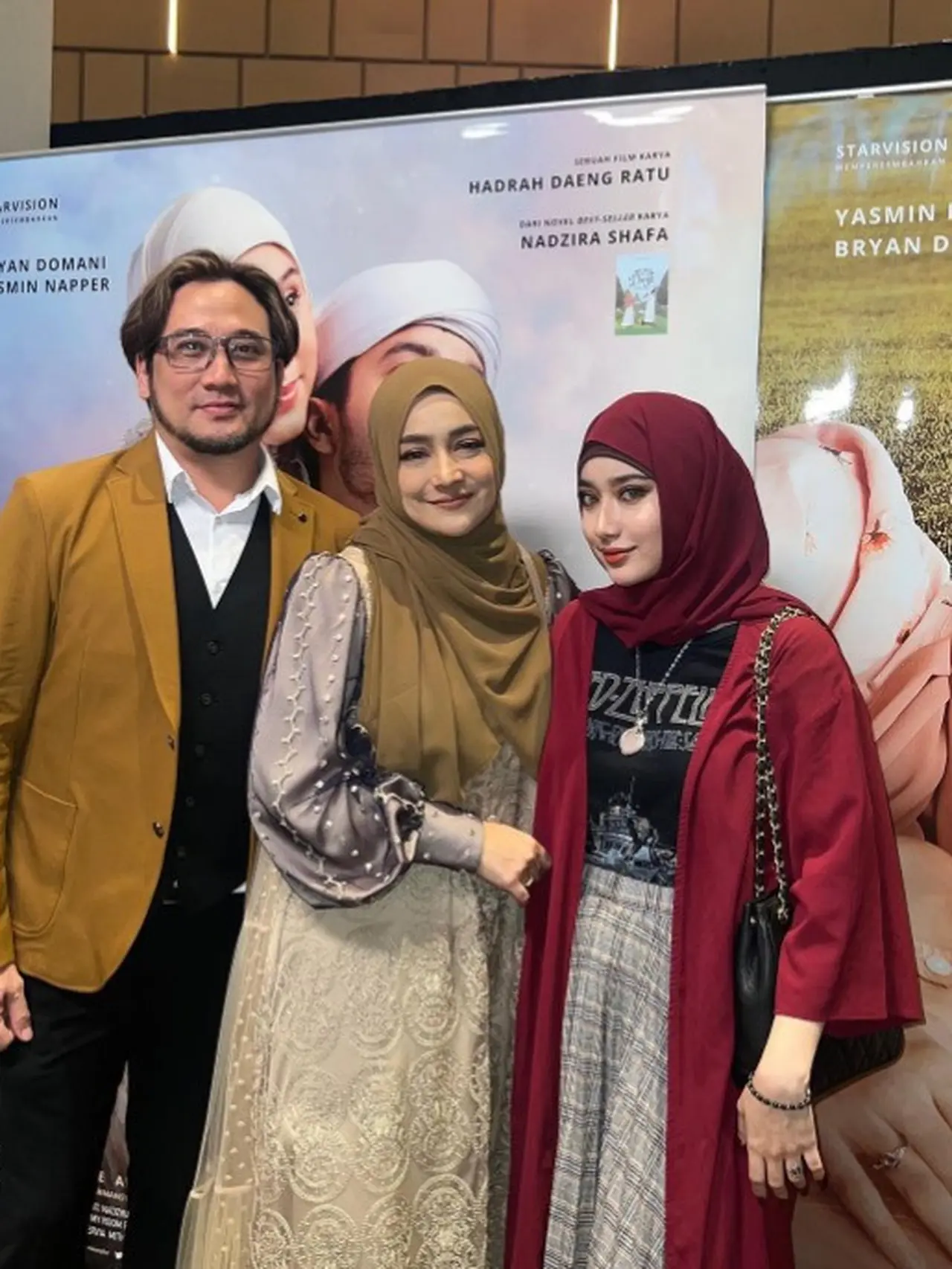 Cindy Fatika Sari dan Tengku Firmansyah Menghadiri Premiere Film 172 ...