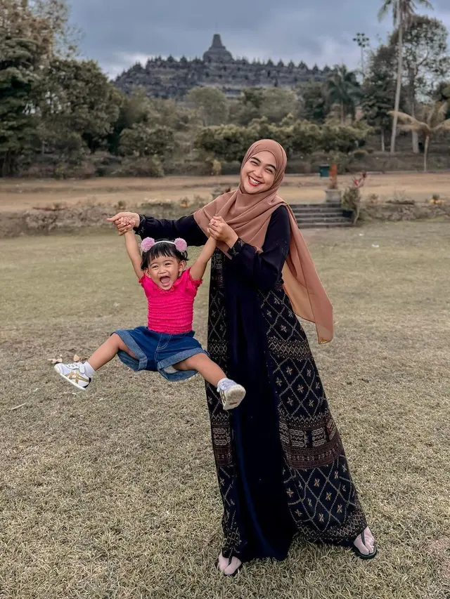 7 Potret Ria Ricis Asuh Moana Saat Teuku Ryan di Malaysia, Diterpa Isu Pisah - Hot Liputan6.com