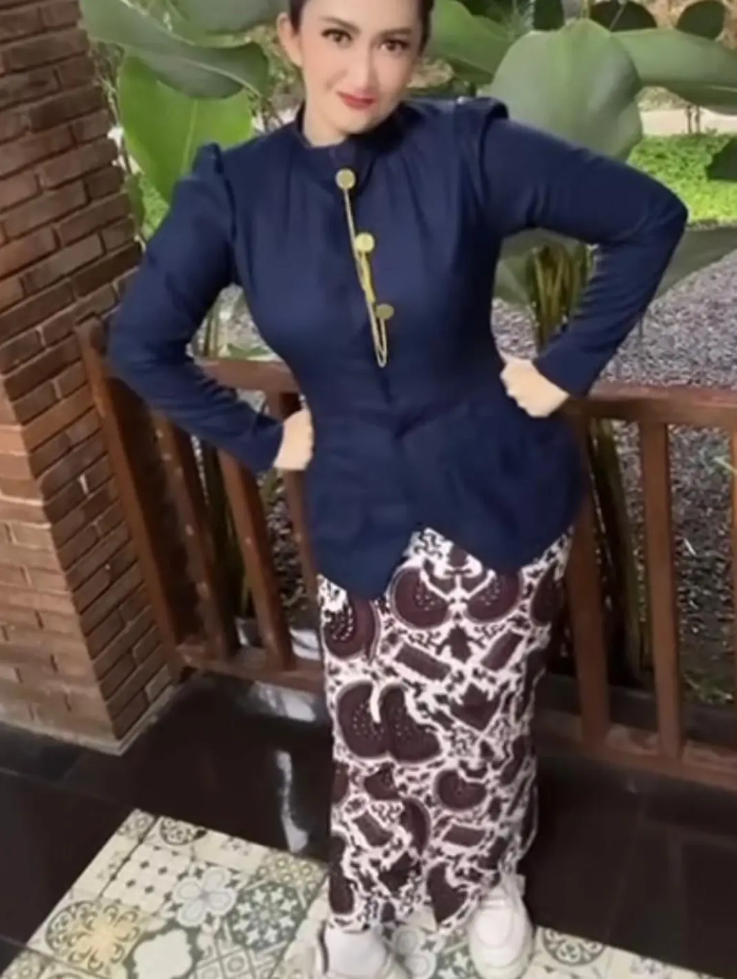6 Deretan Gaya Nafa Urbach Pakai Kebaya Janggan, Dapat Julukan Netizen ‘Jeng Londo’