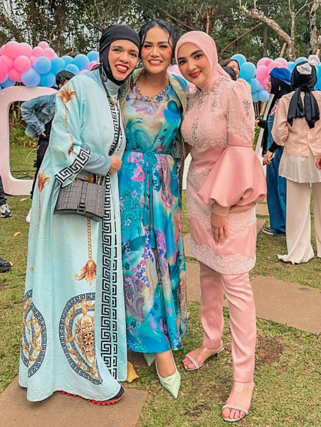 Gaya Kompak Para Mama Berkumpul di Acara Gender Reveal Aurel Hermansyah ...
