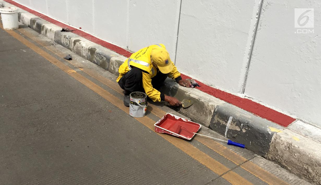 FOTO: Hindari Kesan Kumuh, Pasukan Kuning Cat Ulang Underpass Kebayoran ...