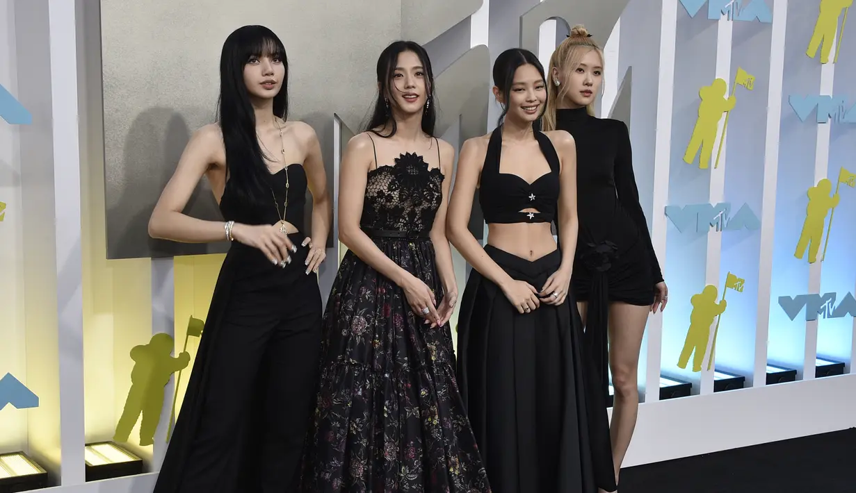 Gaya BLACKPINK di Red Carpet MTV VMA 2022, Kompak Kenakan Busana Hitam - Foto Liputan6.com