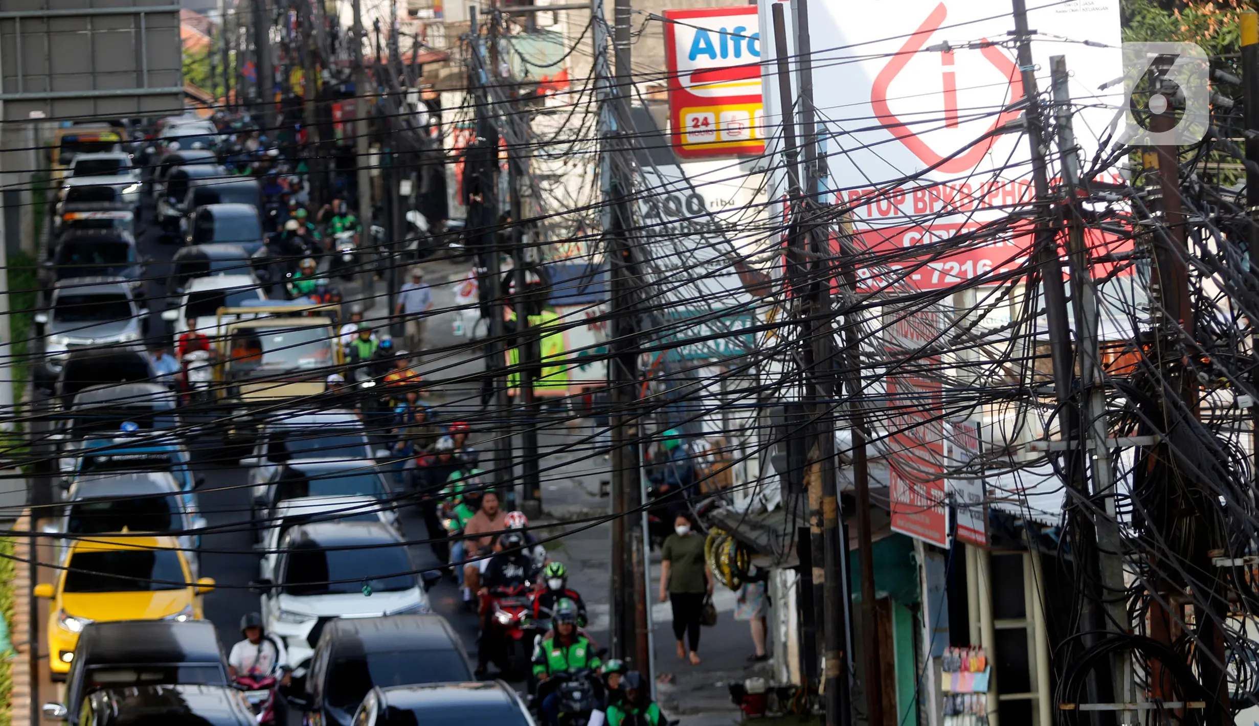 Potret Kabel Semrawut di Jakarta yang Bikin Khawatir - Foto Liputan6.com