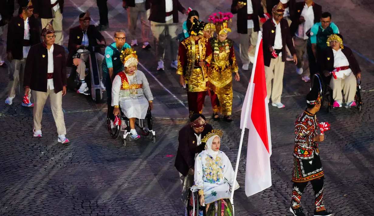Tampil Beda, Potret Defile Kontingen Indonesia pada Pembukaan Paralimpiade Paris 2024 - Foto ...