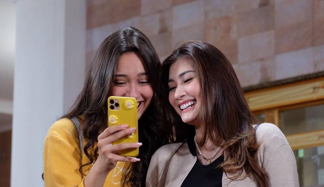 Potret Demmy Febriana Bareng Yasmine Napper yang Sering Dikira Seumuran - Foto Liputan6.com