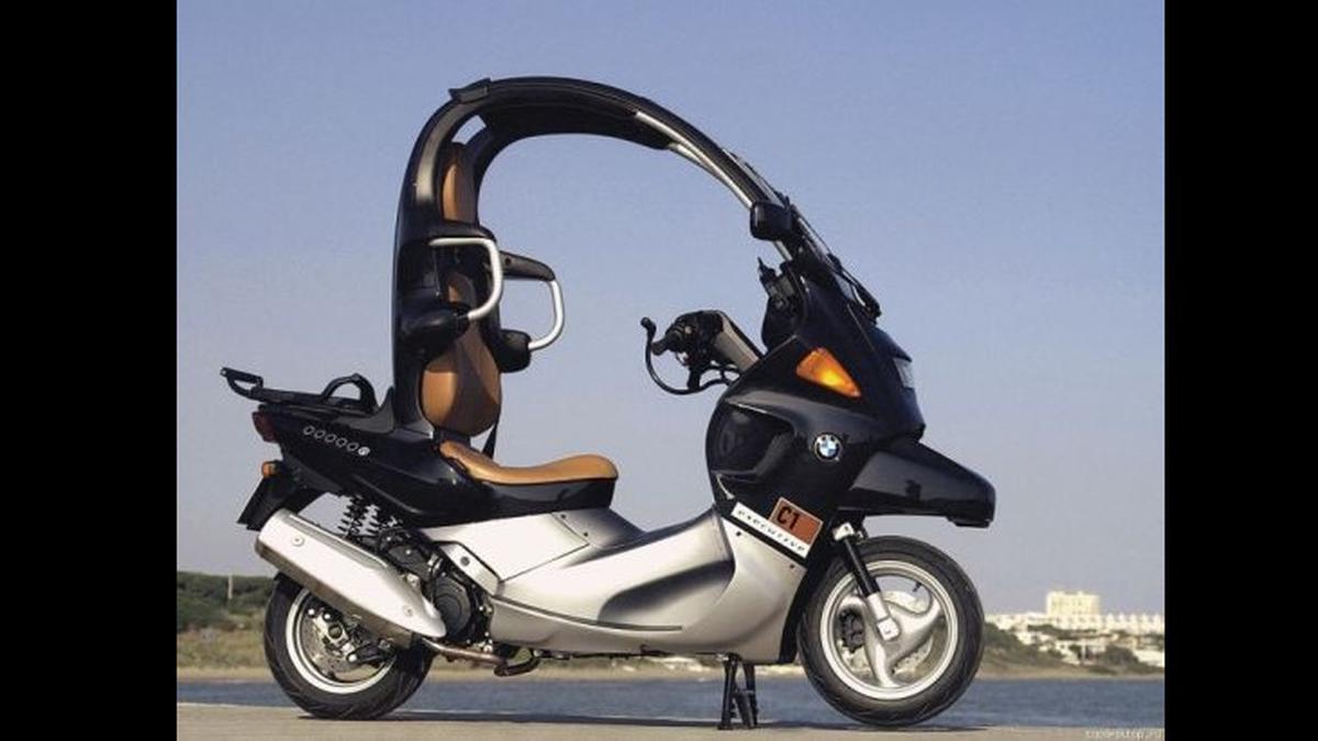 Ini Sosok Skuter Pertama BMW yang Pakai Atap Pelindung