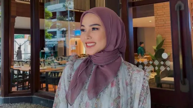 5 Tutorial Hijab Segi Empat ala Indah Nada Puspita hingga Amelia Andani untuk Penampilan Lebaran ...