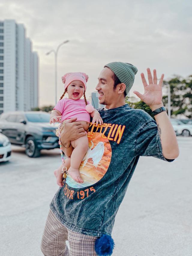 7 Potret Komo Ricky dan Istri Jalani Ramadhan Bersama Buah Hati - Hot ...