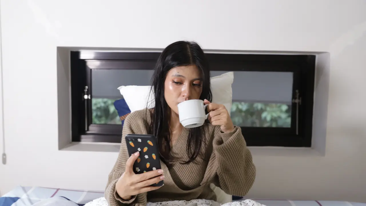 7 Tanda Diam-Diam Ada yang Merindukanmu tapi Tak Berani Mengungkapkannya - Relationship Fimela.com