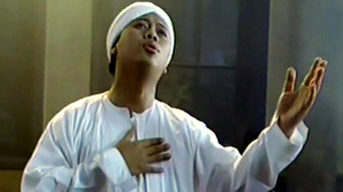 Opick Menghibur Pejalan Sehat di Surabaya - ShowBiz Liputan6.com