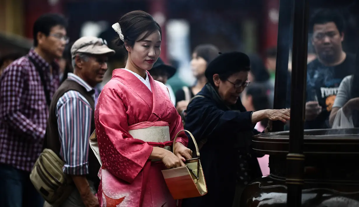FOTO: Bergaya dengan Kimono di Sensoji Temple, Kuil Tertua Jepang ...