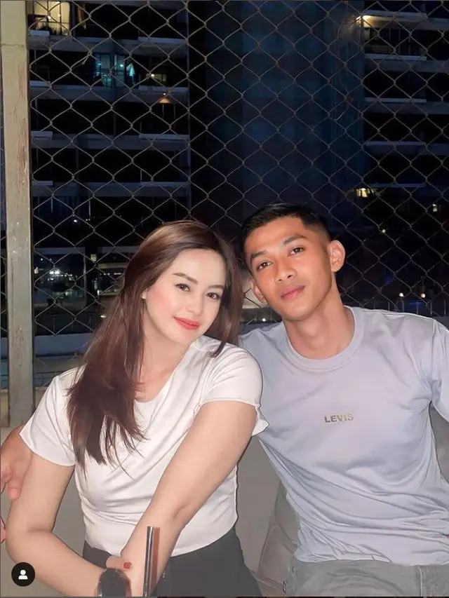 6 Potret Ulfi Damayanti Anak Elly Sugigi Dilamar Kekasih TNI, Penuh Bahagia - Hot Liputan6.com