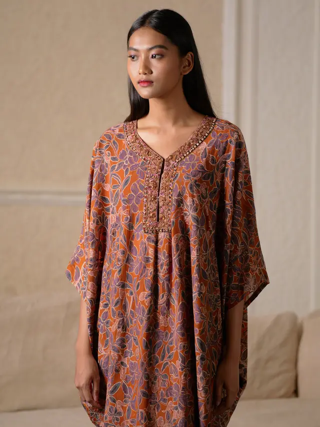 11 Model Baju Batik Wanita Modern 2025, Tetap Modis di Tengah Tren ...