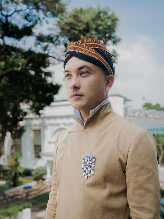 6 Potret Nicholas Saputra Ikut Upacara Bendera 17 Agustus Diprotes ...