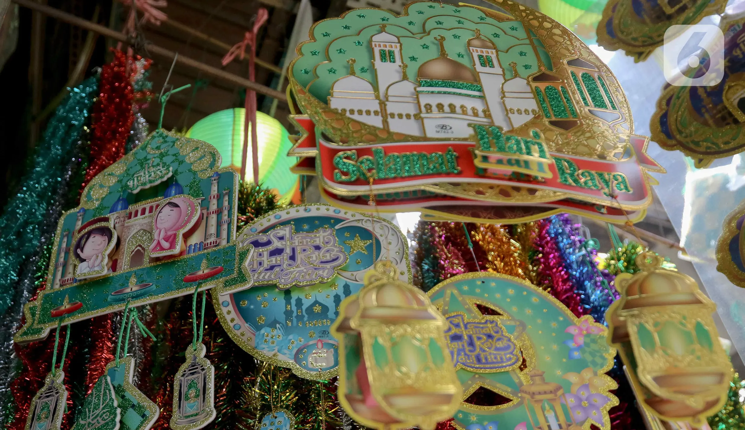 Menjelang Lebaran, Penjualan Ornamen Islami di Pasar Asemka Jakarta ...