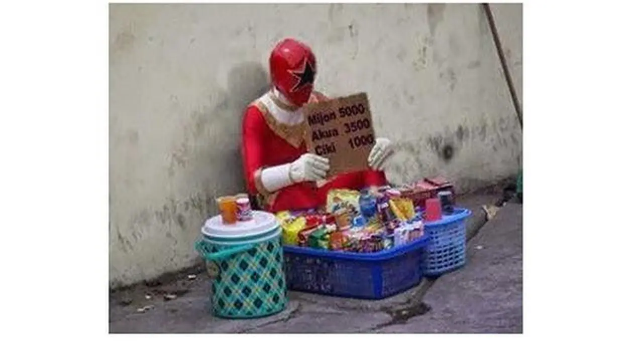 6 Potret Penjual Pakai Topeng Ini Tampak Misterius, Pembeli Elus Dada ...