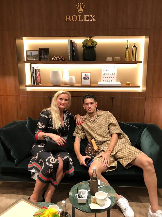 6 Potret Justin Hubner Bareng Ibunda, Sang Ibu Disebut Mirip Taylor Swift