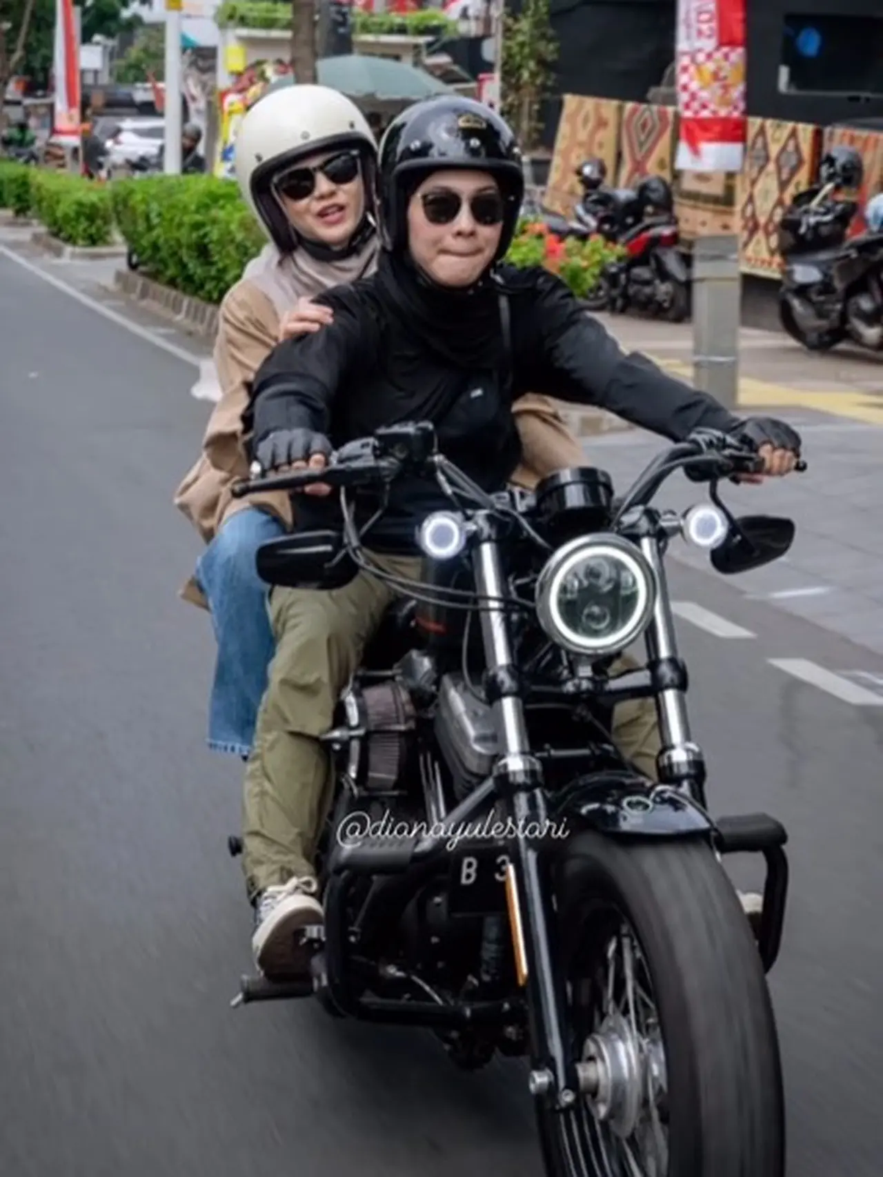 8 Potret Dian Ayu Lestari Boncengin Natasha Rizki, Gayanya Keren Banget