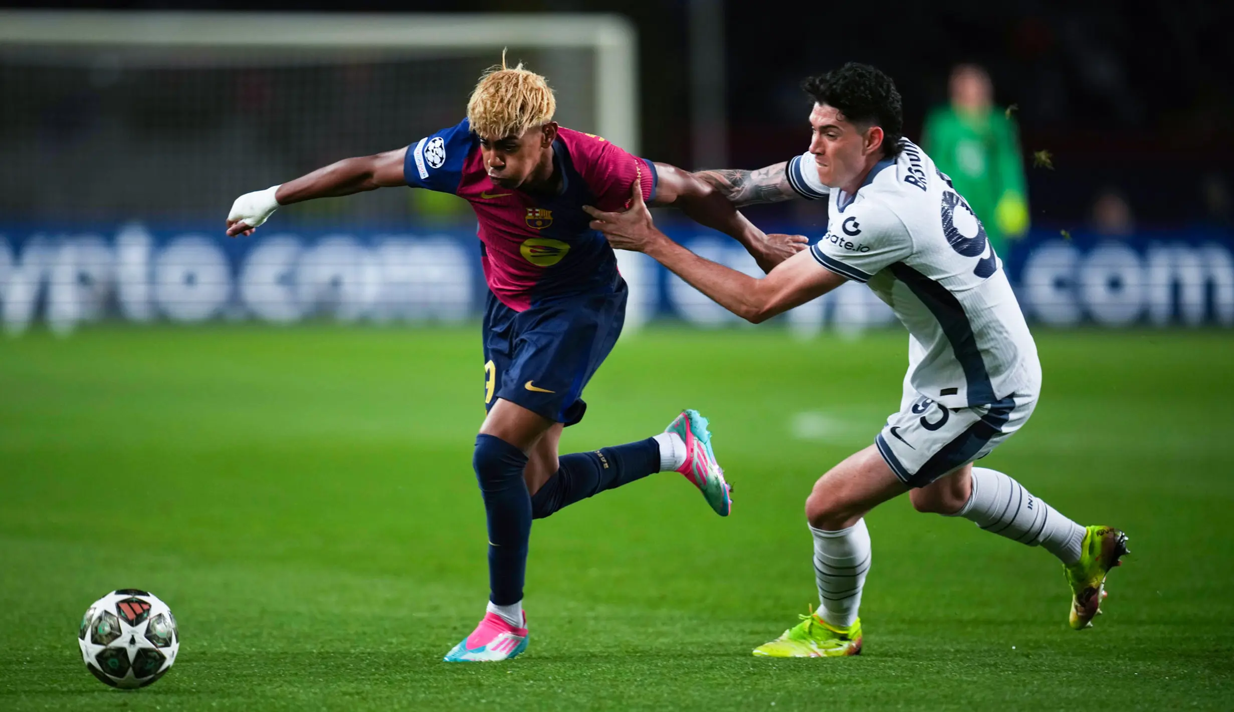 Foto: Melihat Lincahnya Lamine Yamal dan Denzel Dumfries yang Fantastis ...