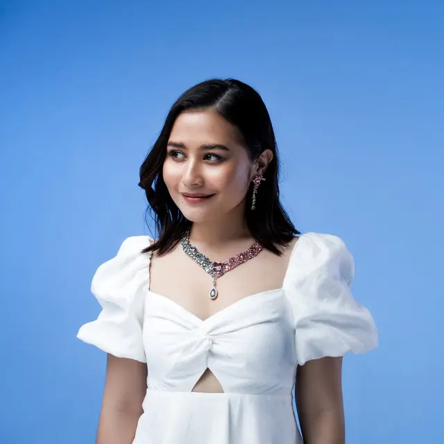 Prilly Latuconsina Menciptakan Kalung dan Anting-Anting yang Mempesona ...