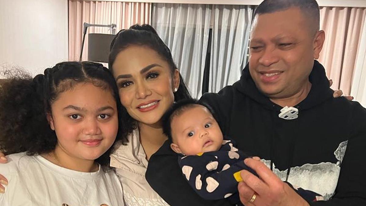 6 Potret Raul Lemos Gendong Baby Ameena, Dari Pose Genggam Tangan ...