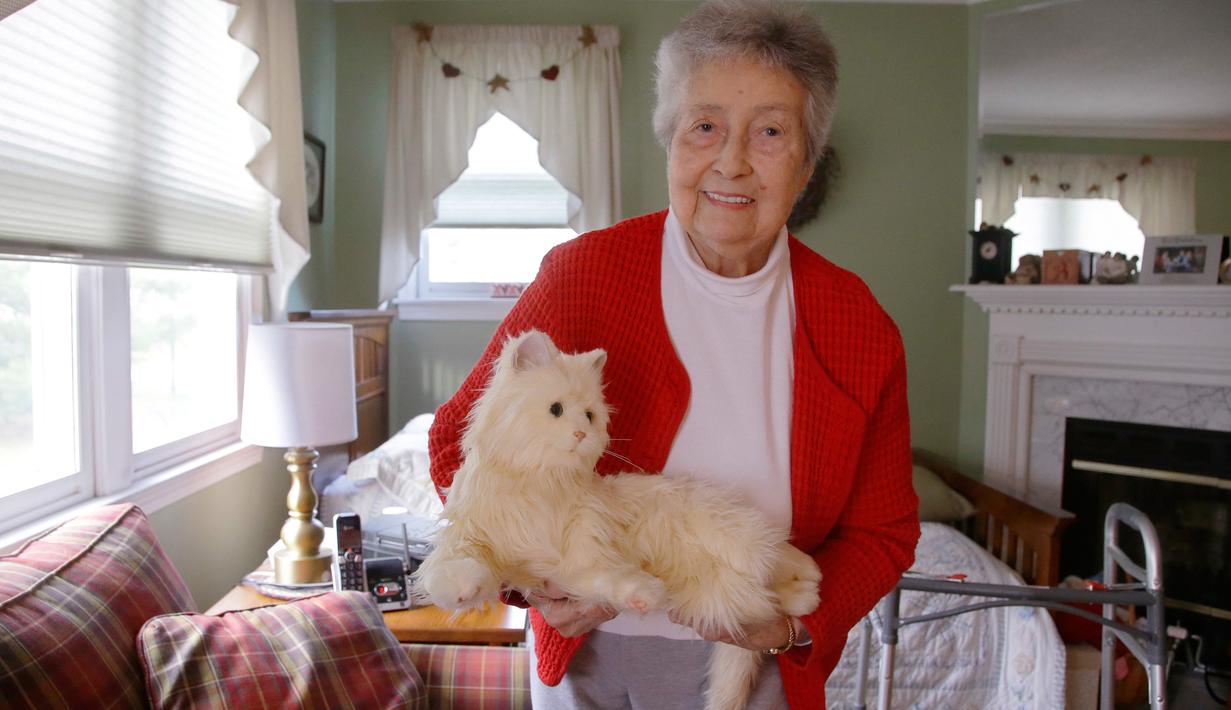 PHOTO: Robot Kucing Imut Teman Para Lansia - Foto Liputan6.com