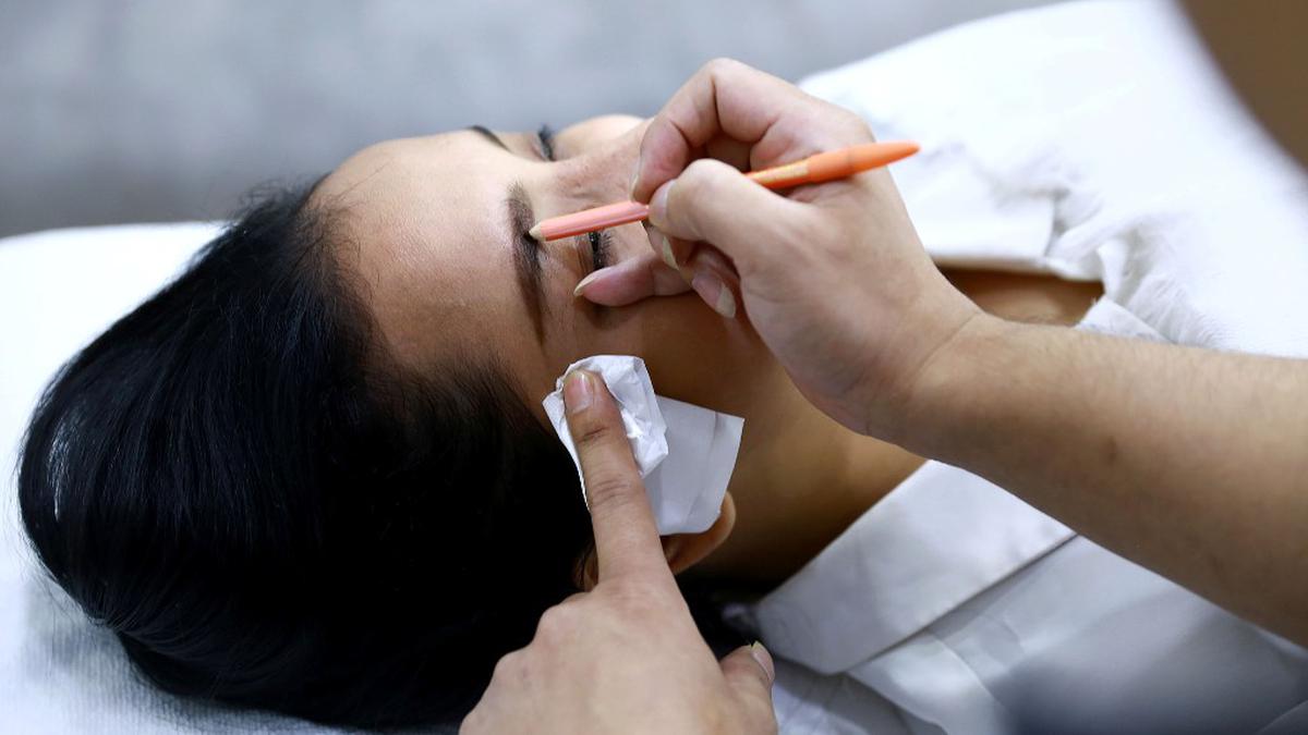 Tutorial 2 Cara Membentuk Alis Mata - Beauty Fimela.com