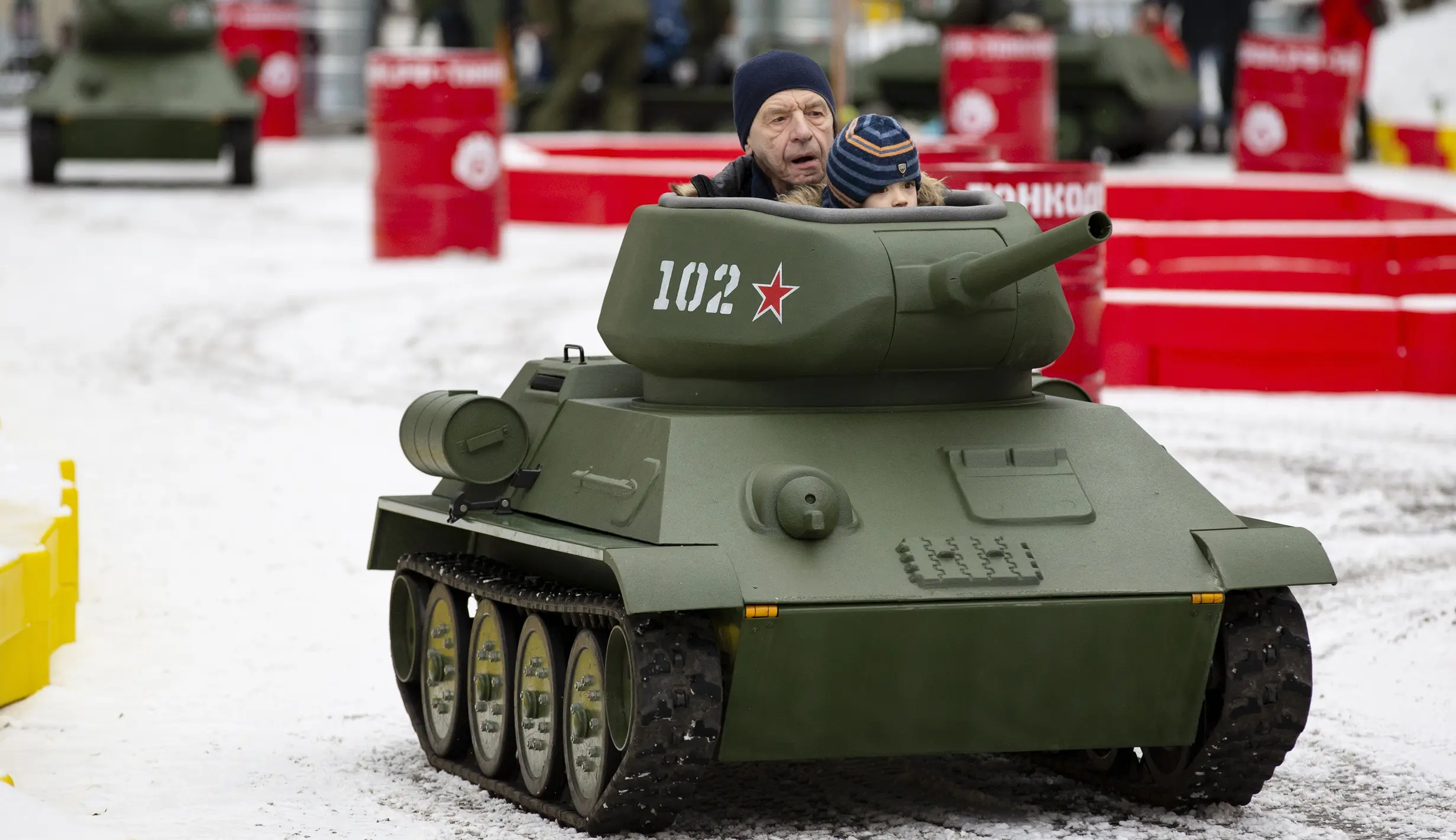 FOTO: Serunya Anak-Anak Rusia Naik Tank Era Soviet - Foto Liputan6.com